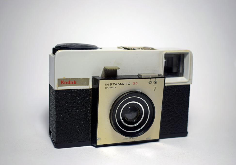 La cámara Kodak Instamatic 25: un viaje al pasado – Mirando en la alberca
